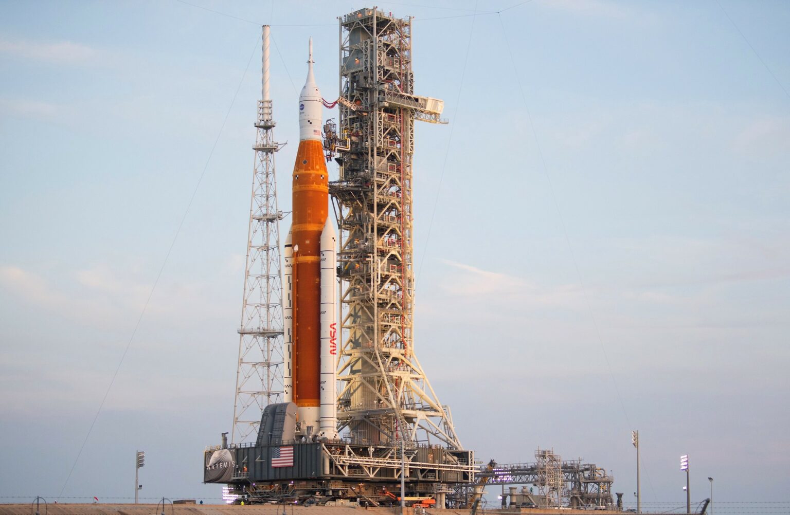 Why the SLS mega rocket can’t be reused like SpaceX?